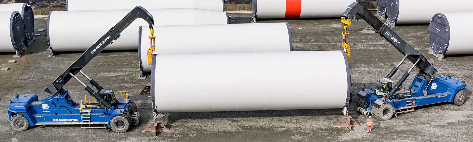 Reach stacker with the impressive lifting capacity of 180 ton for Blue ...